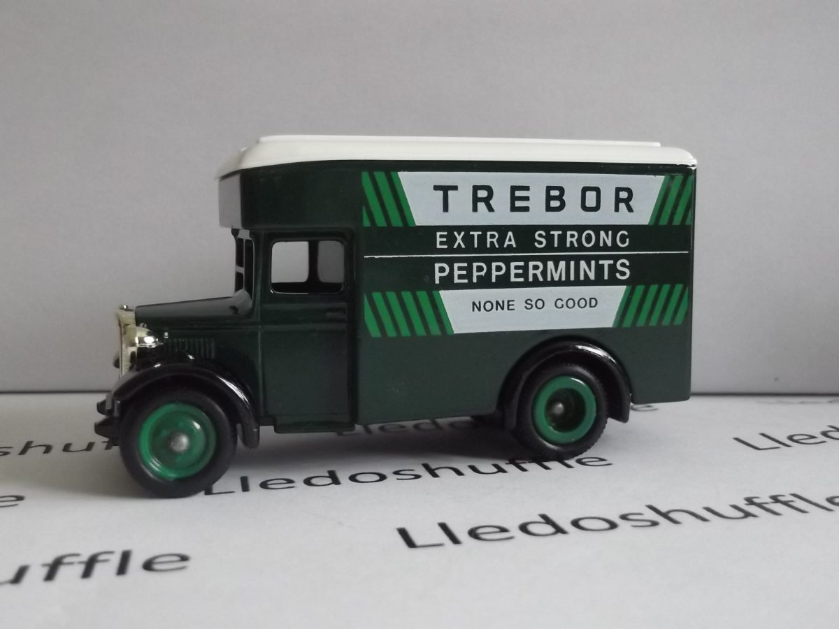 DG16004, Dennis Parcels Van, Trebor Extra Strong Peppermints – Lledo Models